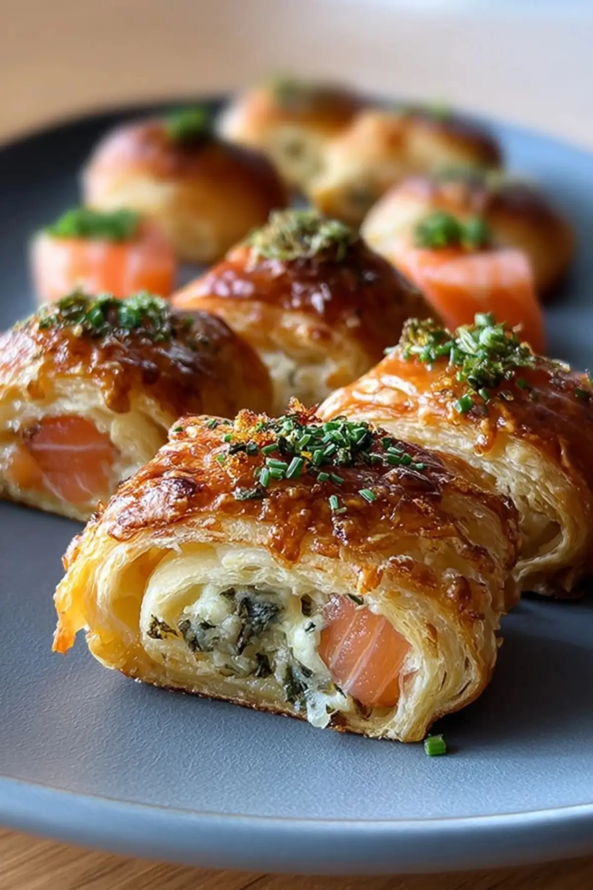 15 Minuten Fingerfood: Blätterteig-Schnecken mit Lachs und Frischkäse ...