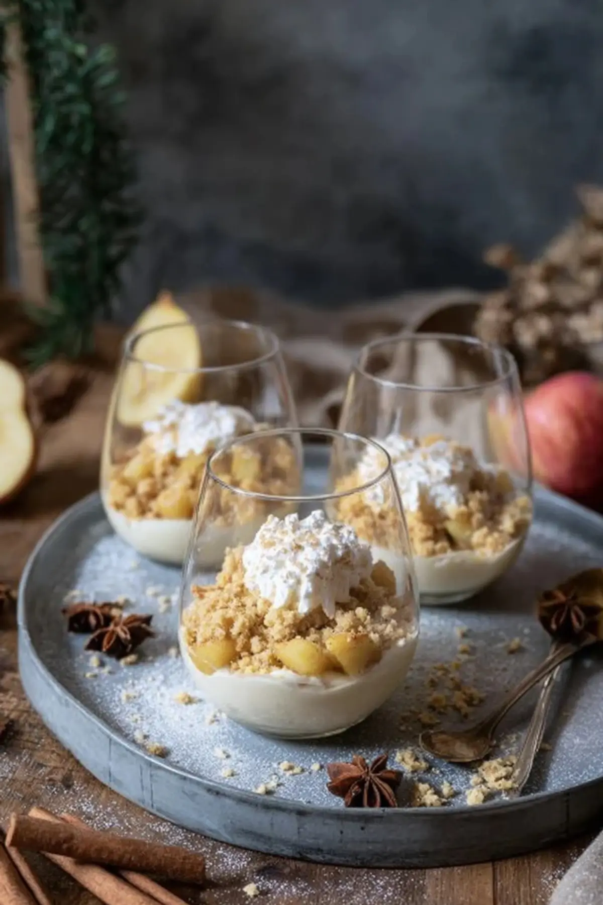 Bratapfel Crumble auf Zimtcreme – Ein himmlisches Dessert im Glas - Kochkomplizin