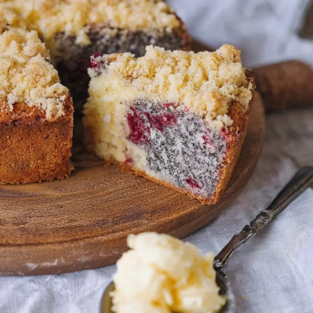 German Mohnkuchen mit Kirschen und Streuseln – Traditionelles Rezept ...
