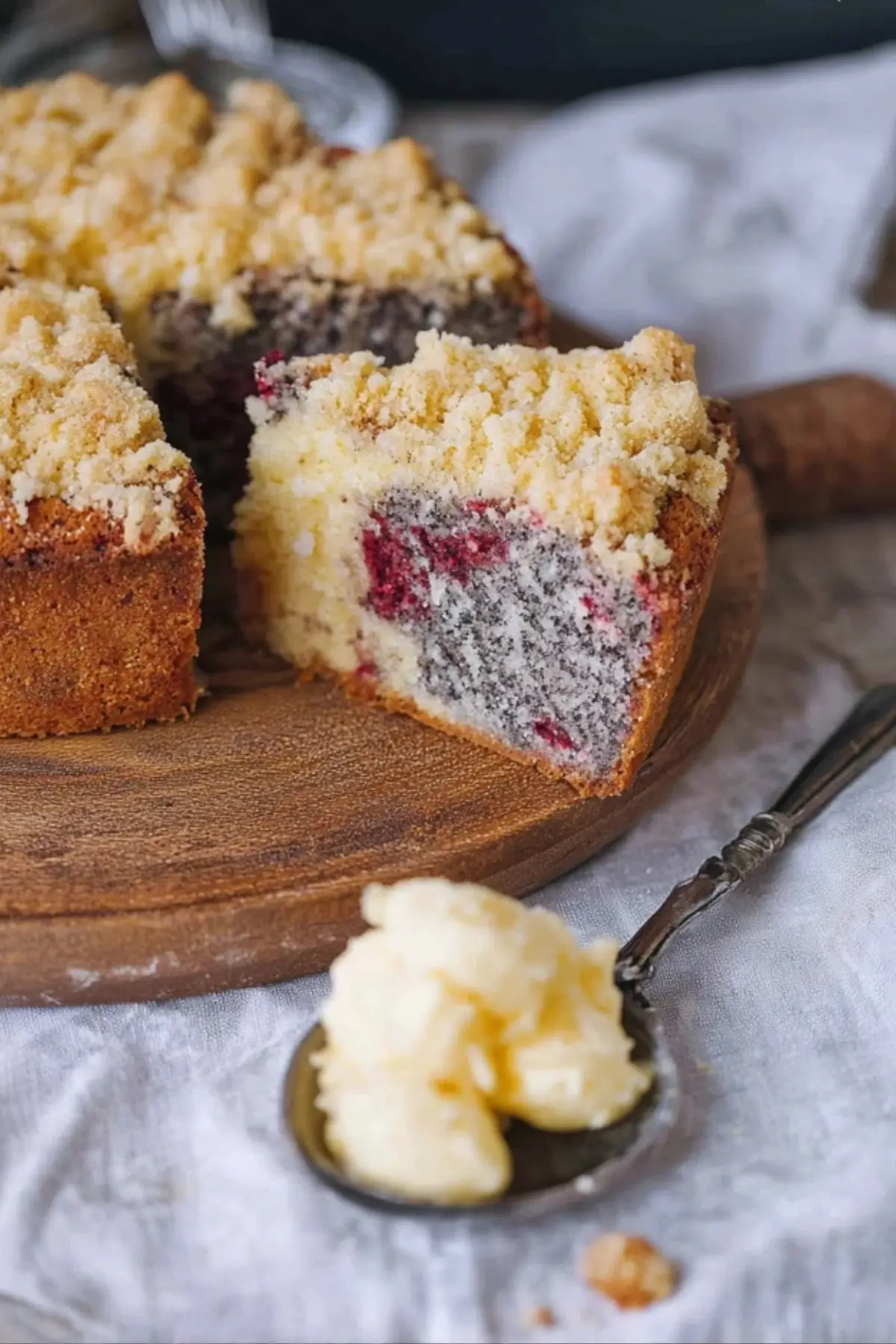 German Mohnkuchen mit Kirschen und Streuseln – Traditionelles Rezept ...