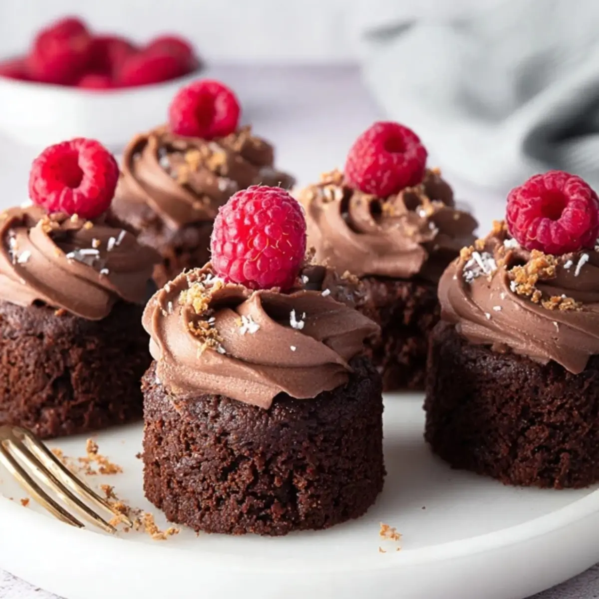 Brownie mini Törtchen mit Schokocreme & Himbeeren: Das perfekte Dessert ...